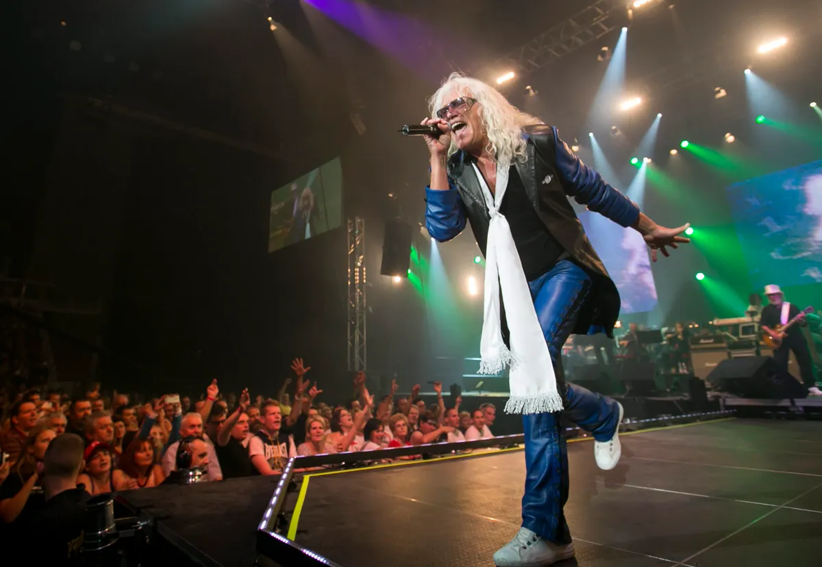 Kóbor János emlékét őrzi a zenekar: megható sorokkal búcsúztak tőle - ORIGO