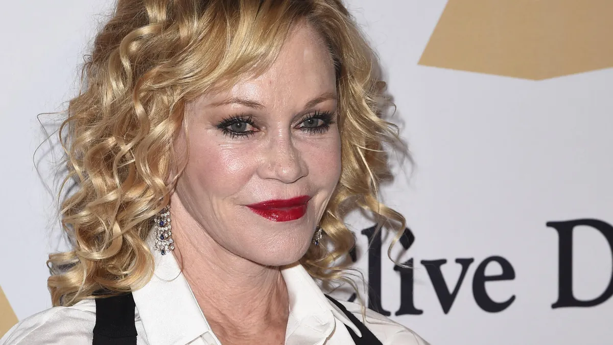 Melanie Griffith egy szektavezérnek segít - ORIGO