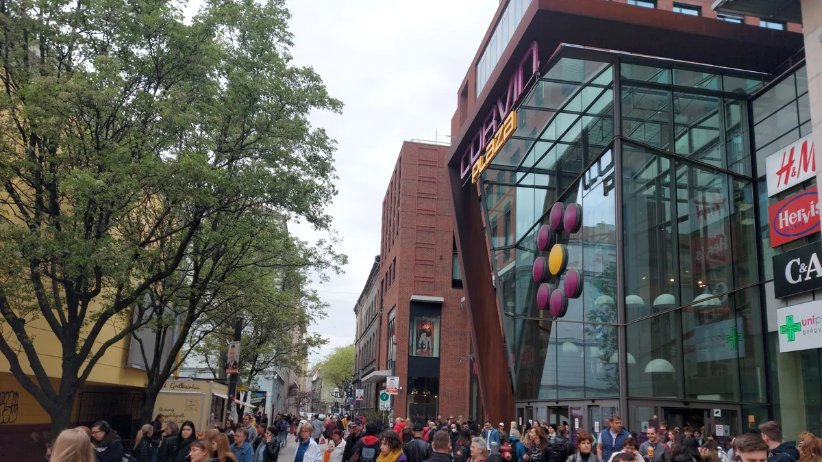 Ma már másodszor ürítik ki bombariadó miatt a Corvin Plázát - ORIGO