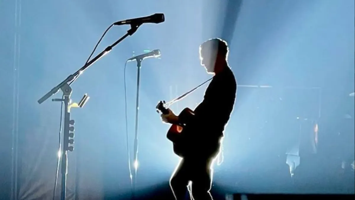 Egy hónapon belül másodszor lett koronavírusos Bryan Adams, kórházba ...