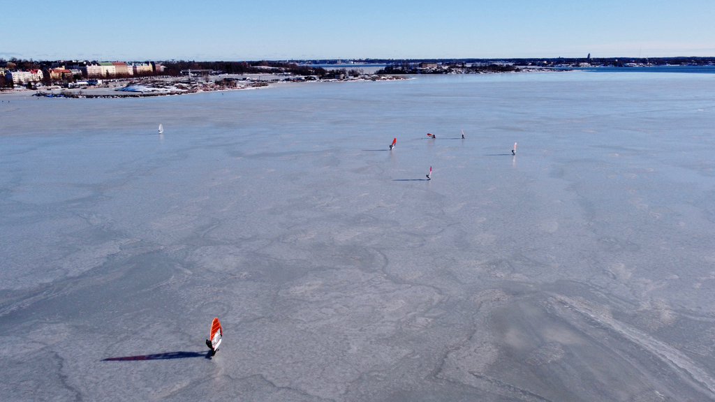 Jégszörfösök a befagyott Balti-tengeren - képek - ORIGO