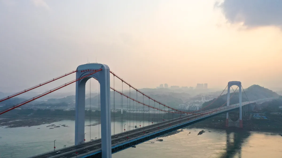 Különleges formájú híd húzódik a Jangce folyó fölött - ORIGO