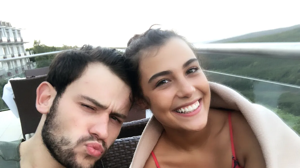 Szabó Ádám hiába próbálja visszafogni párját, Tóth Andit - ORIGO