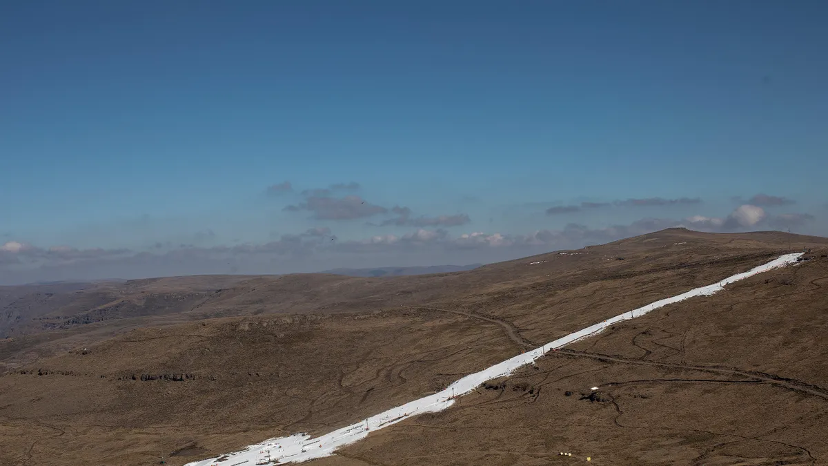 Furcsa hócsík fut végig az afrikai királyság egyik hegyoldalán - képek ...