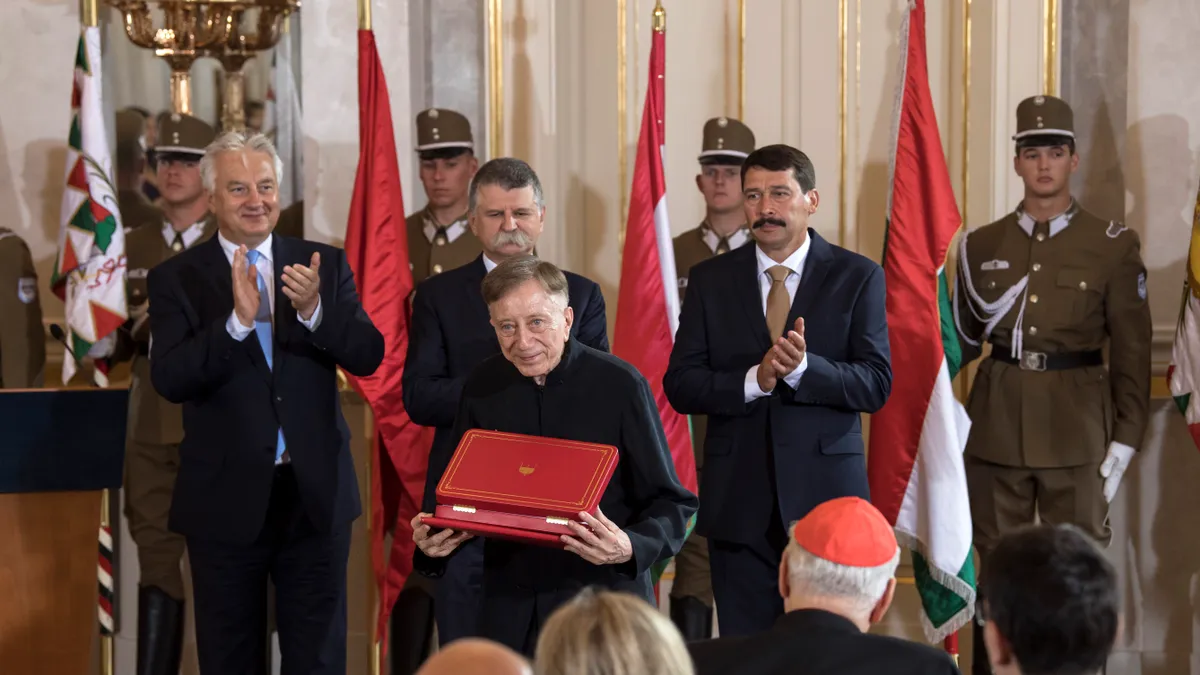 Erdő Péter és Vásáry Tamás vehette át a Szent István Rend díjat - ORIGO