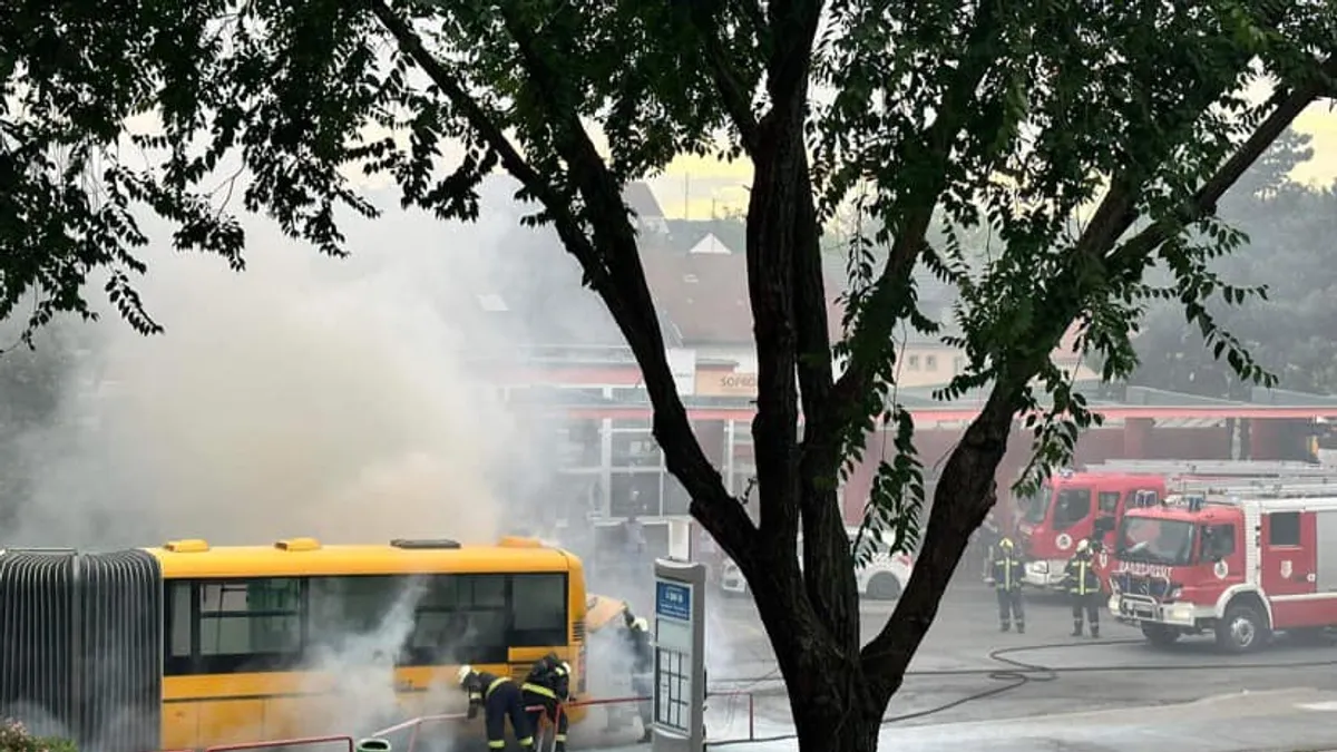 Lángokban állt egy busz Sopronban - ORIGO