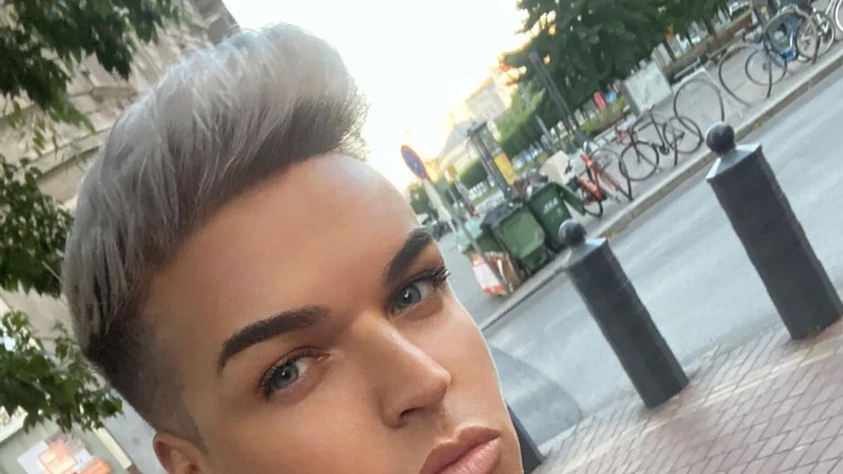 Felismerhetetlen lett, rejtőzködik a magyar Ken baba - fotók - ORIGO