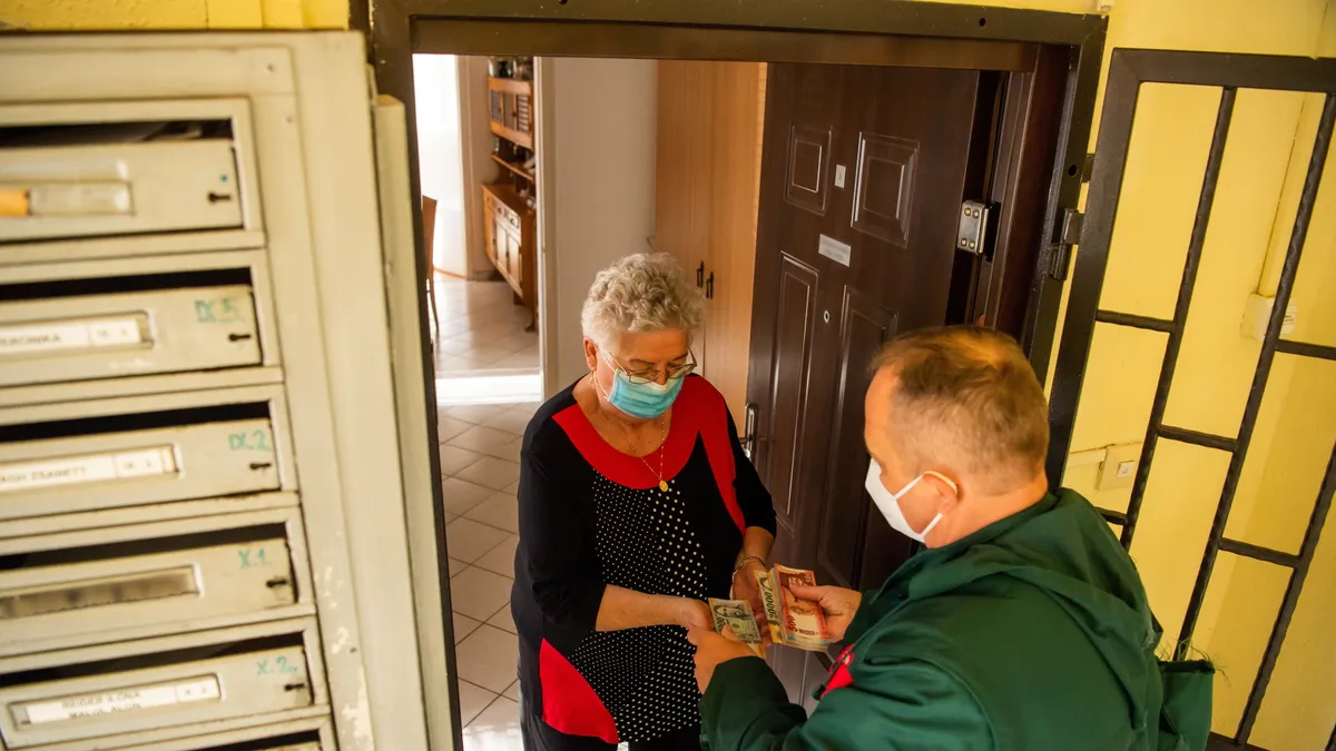 Három nappal hamarabb érkezik a postás a februári nyugdíjjal - ORIGO
