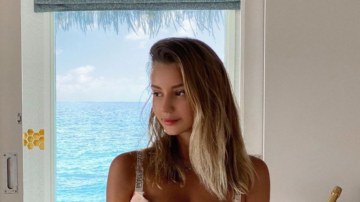 Alig bírja el a melltartója a szuperszexi sportolónő hatalmas melleit ...