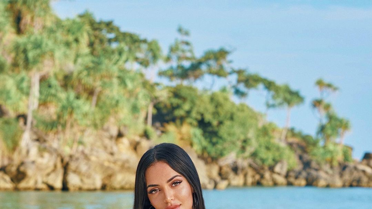 Alig tudja eltakarni óriási melleit a holland Playboy-modell - fotók ...