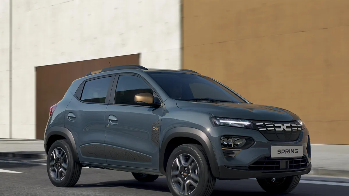 Nagy újítás a Dacia megfizethető villanyautójánál, a magyar vásárlók is ...