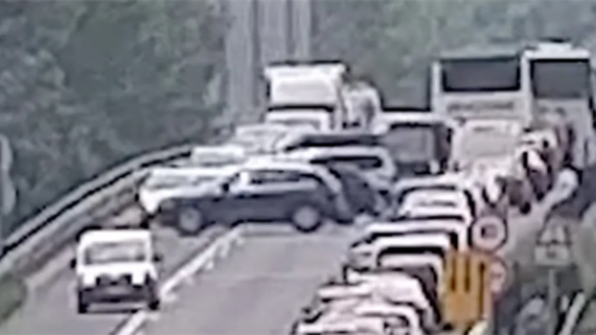 Baleset történt az M1-esen, elképesztő, mit művelt utána néhány türelmetlen autós - videó - ORIGO