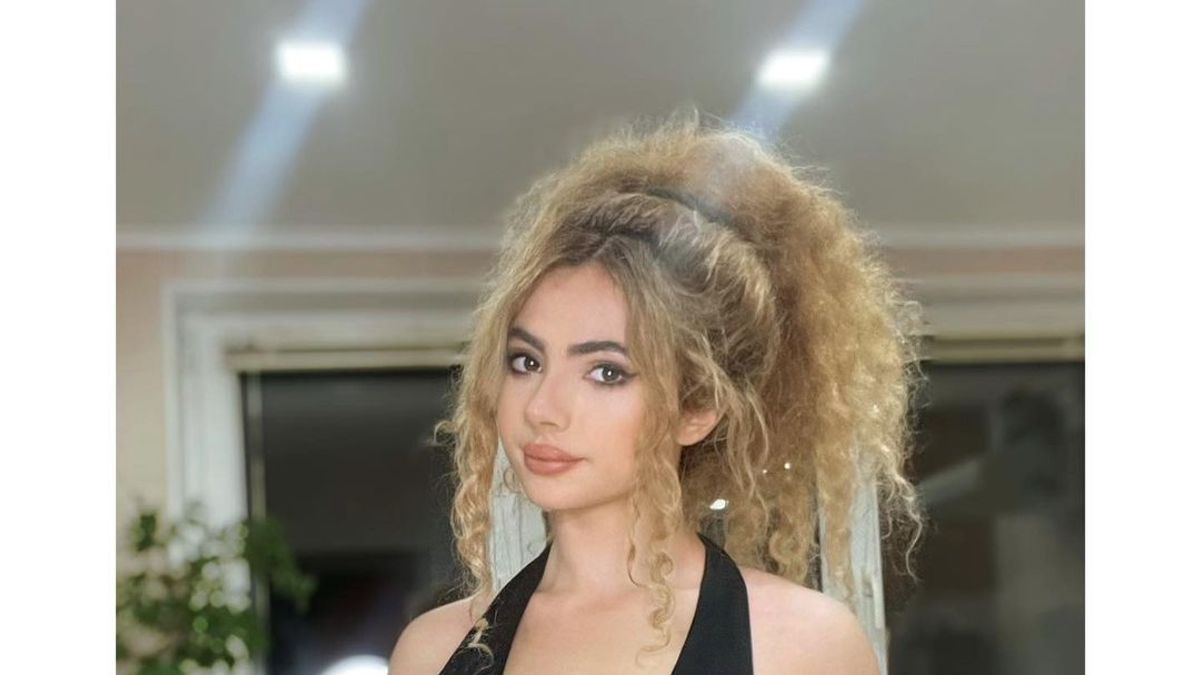 Opitz Barbi egy stégen, bikiniben simogatja magát - kép - ORIGO