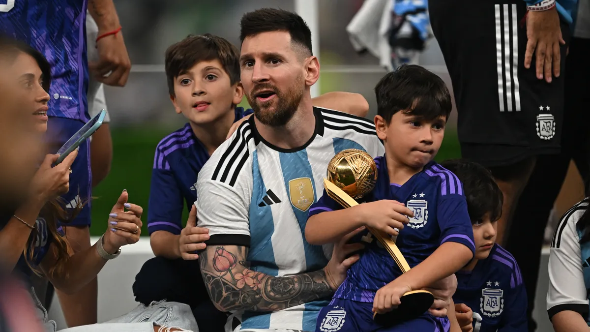 Így köszöntötte fel a nagy nap alkalmából a kisfiát Lionel Messi dögös ...