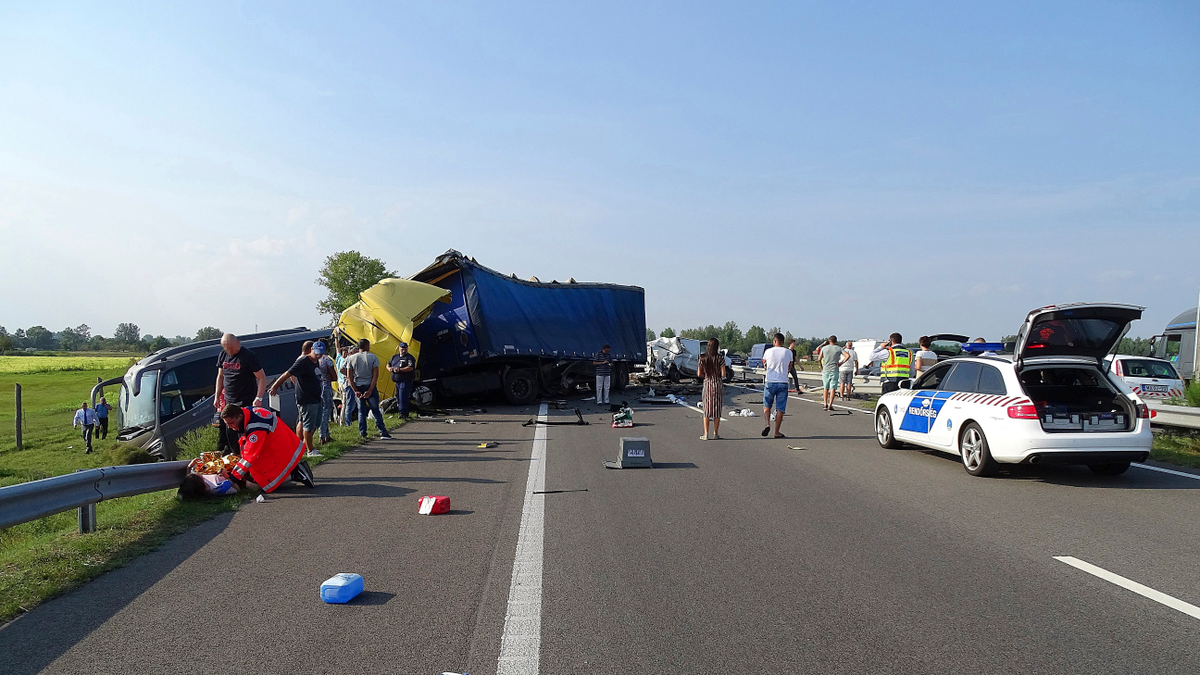 Egy kamion, egy autóbusz és egy kisteherautó karambolozott az M5-ösön - ORIGO