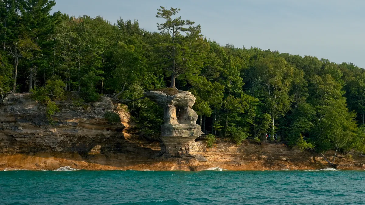 Elképesztő látvány a 4000 éves szikla és magányos fenyője - ORIGO