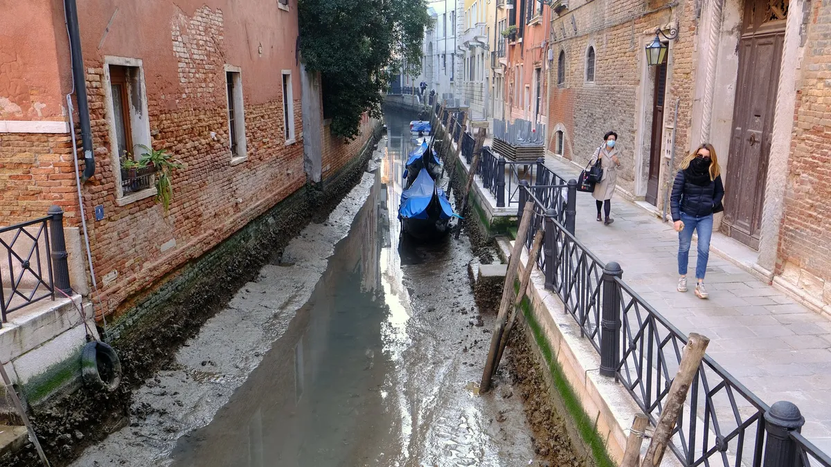 Döbbenetes videón, ahogy szinte teljesen kiszáradtak a velencei ...