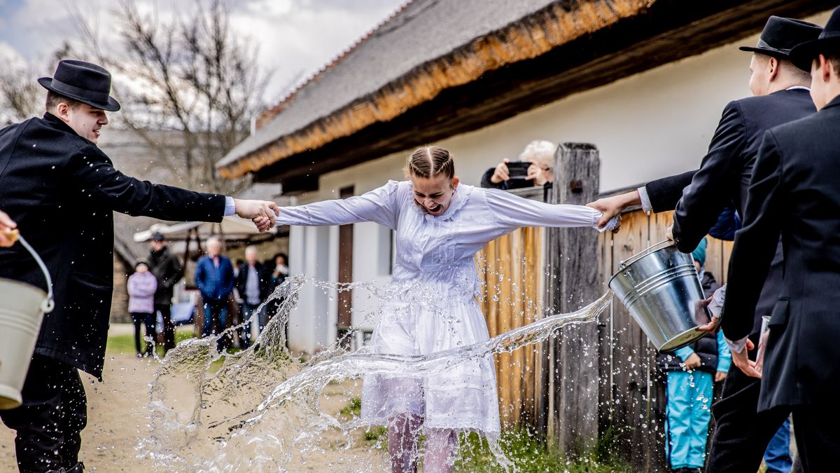Húsvéti locsolkodás a szentendrei Skanzenben - ORIGO