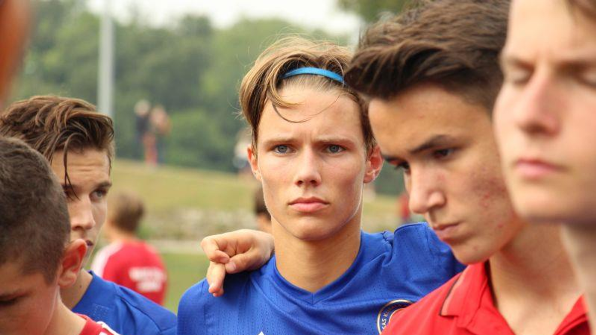 Angol csapatok tesztelik az utánpótlás válogatott focistát - ORIGO