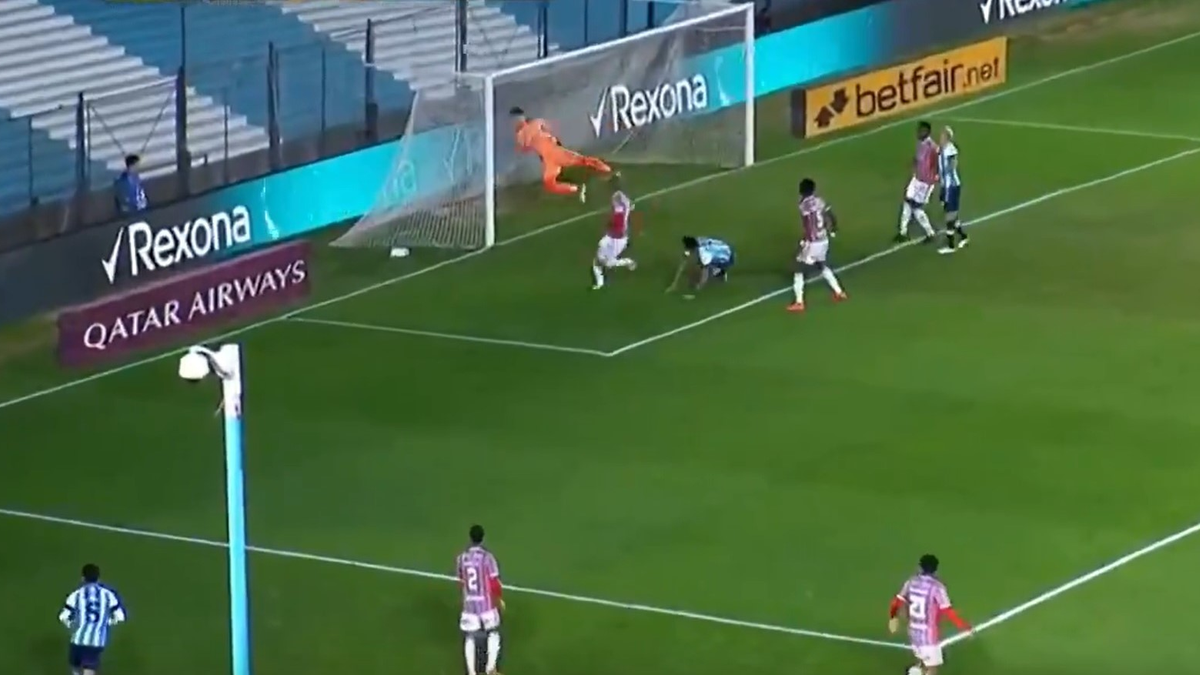 Látni kell a brazil focikapus elképesztő védését - videó - ORIGO