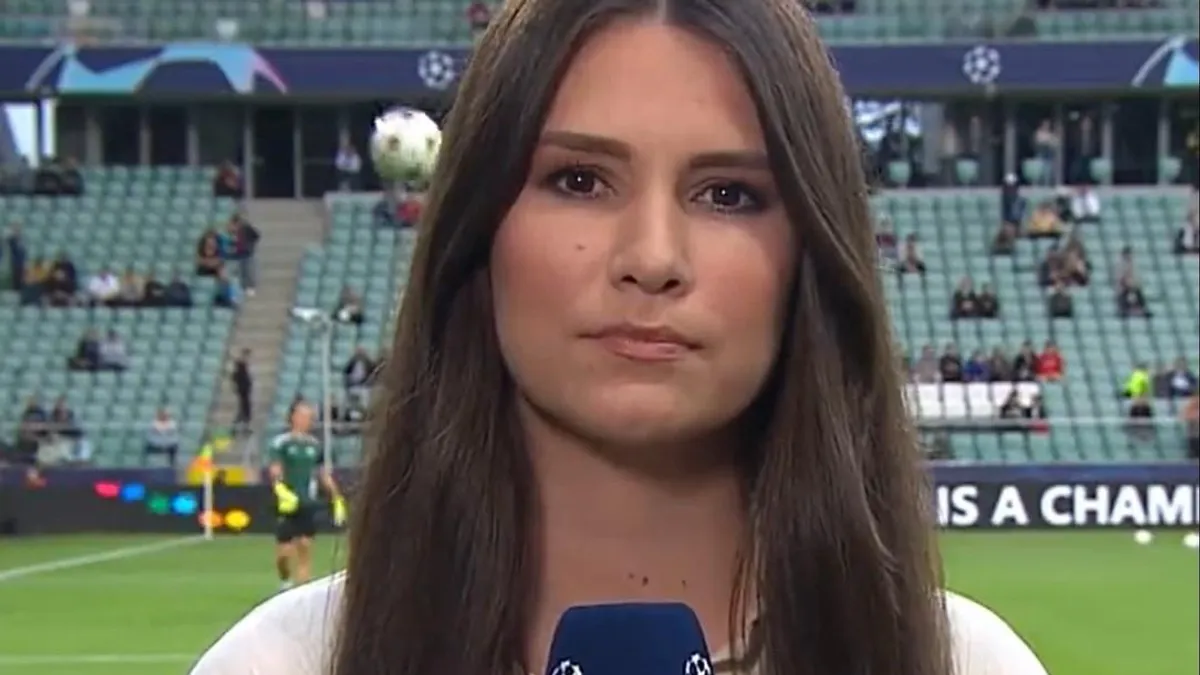 Az angol válogatott kapus telibe lőtte csinos riporternőt - videó - ORIGO