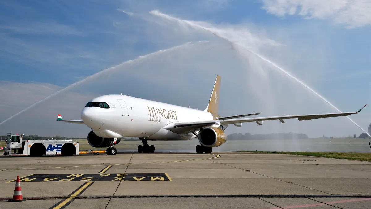 Széles törzsű Airbus A330F-es teherszállító érkezett Budapestre - ORIGO