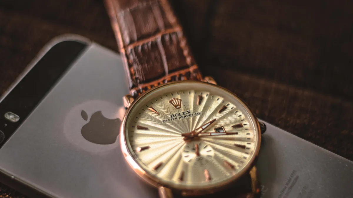 Elképesztő luxus: valódi Rolex került a világ egyik legdrágább iPhone ...