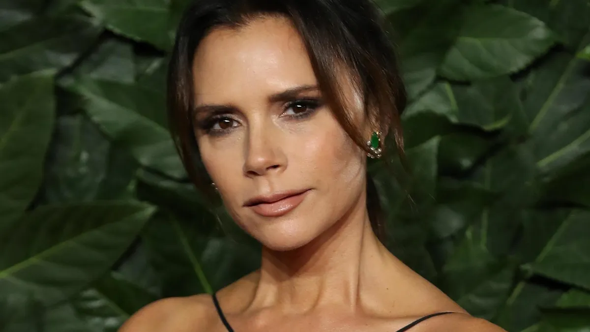 Átlátszó melltartóban tért vissza Victoria Beckham - fotó - ORIGO