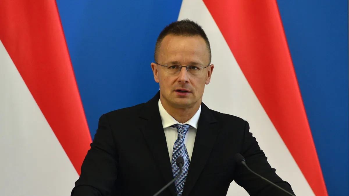 Szijjártó Péter: Megerősített konzuli szolgálat segíti a magyar ...