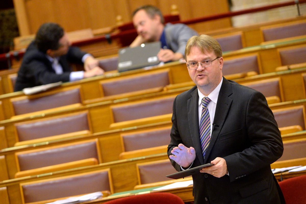 Közel hétmilliót kapott a kirúgott Répássy Róbert - ORIGO