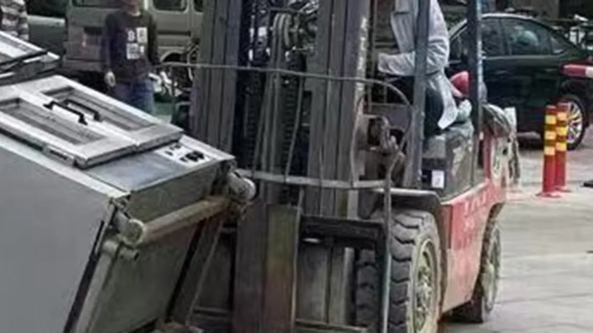 Felpakolta az ipari sütőt a targoncás, pont akkor borult le, amikor egy ...