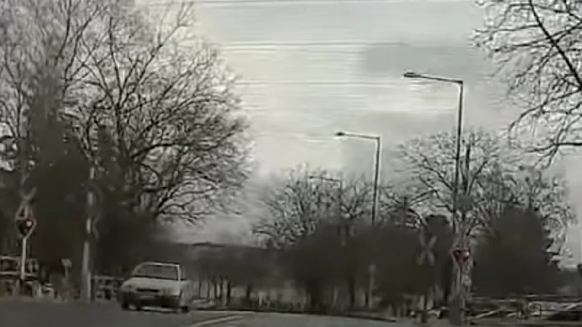 Rutinosan áthajtott a piroson a nagykanizsai vasúti átkelőnél, szemből ...