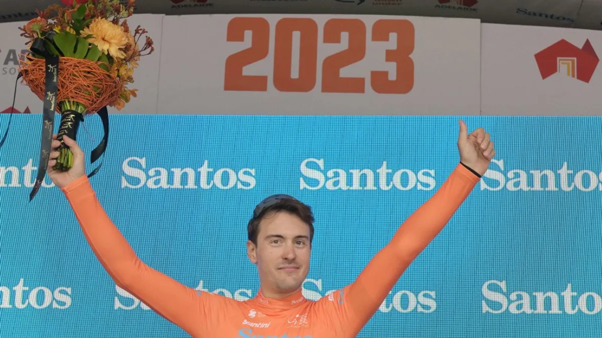 Kulaccsal dobálta meg az őt filmező motorost az olasz bringás - videó ...