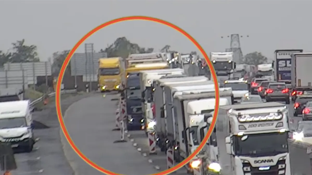 Lökdöste a terelőtáblákat, majd a friss aszfaltba is direkt belehajtott egy kamionos az M1-esen ...