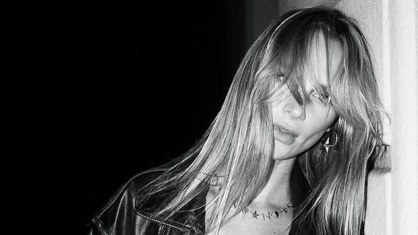 Molnár Nini széttárta a bőrkabátját, így mutogatja meztelen melleit ...