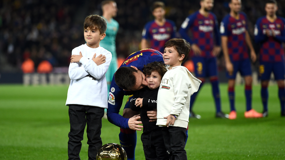 Messi fiai már szokják az Aranylabda emelgetését - videó - ORIGO