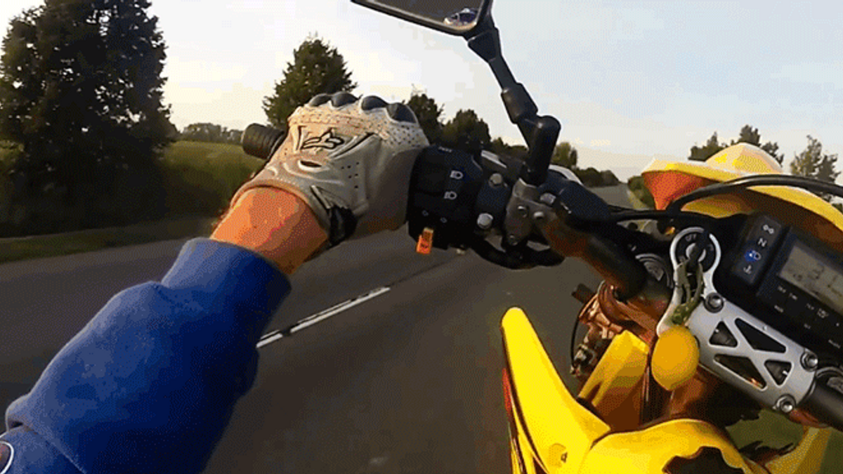 Ilyen pofátlanul még senki sem hergelte a magyar rendőröket - ORIGO