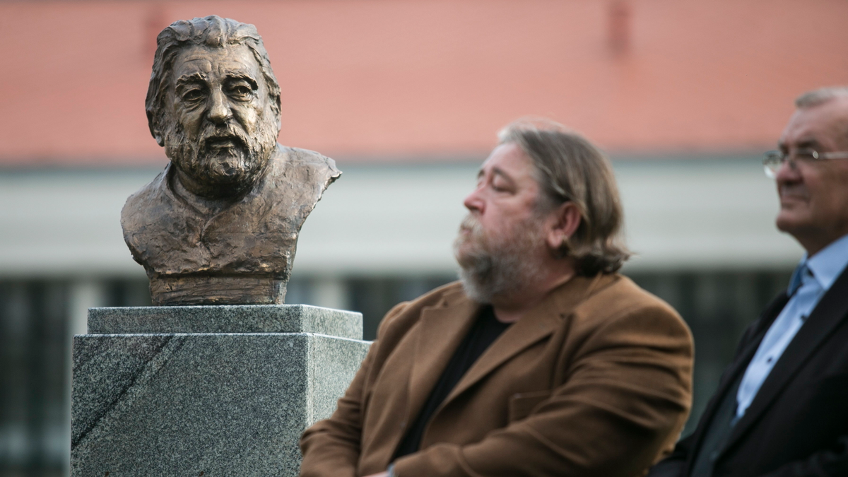 Sára Sándor-szobrot avattak a Lakitelek Népfőiskolán - ORIGO