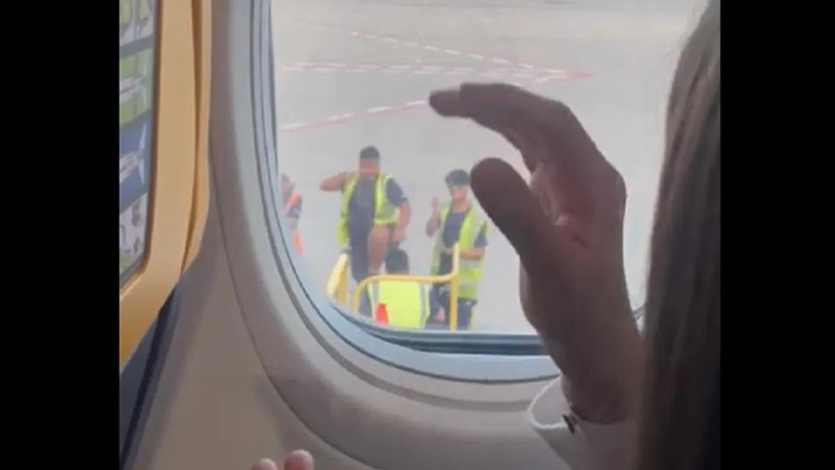 Szokatlan dolgot mutogatott a rakodómunkás a repülőn ülő gyereknek - videó - ORIGO