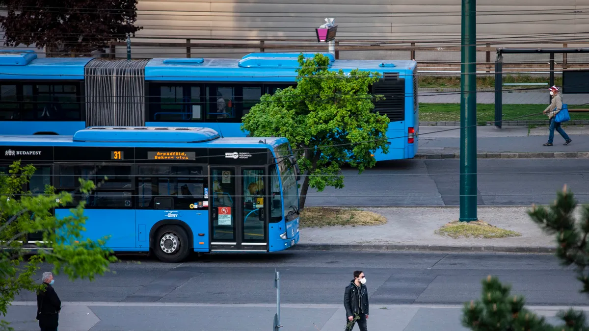 Életveszély: a 105-ös busz tetején állva utazott egy férfi – videó - ORIGO