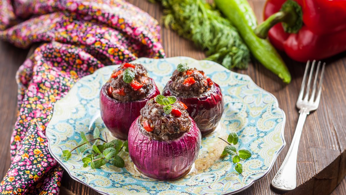 Szalonnával, jalapenóval és sajttal töltött lilahagyma - ORIGO