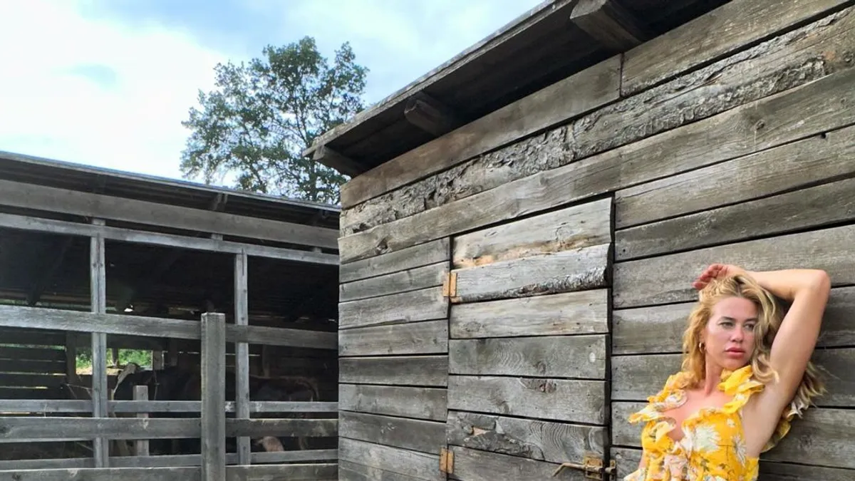 A disznók közt is próbál szexinek látszani a Farm VIP játékosa - képek ...