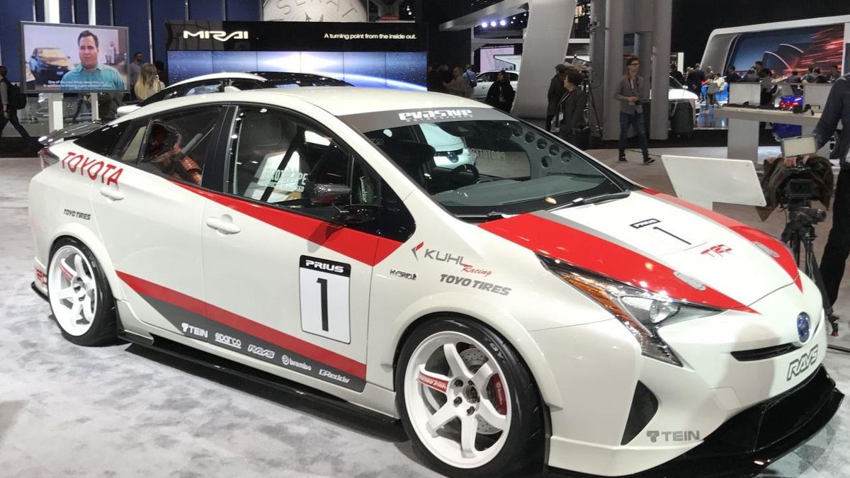 Őrült átépítés, versenyautót csináltak egy Toyota Priusból - ORIGO