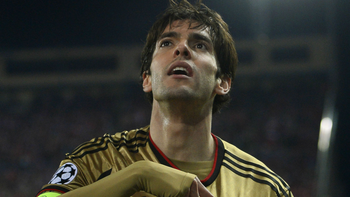 Az aranylabdás brazil Kaká egy londoni kispályás csapatba állt be ...