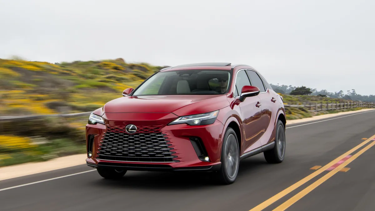 Turbós hibridként feltépi az aszfaltot, de akár zöld rendszámmal is ...