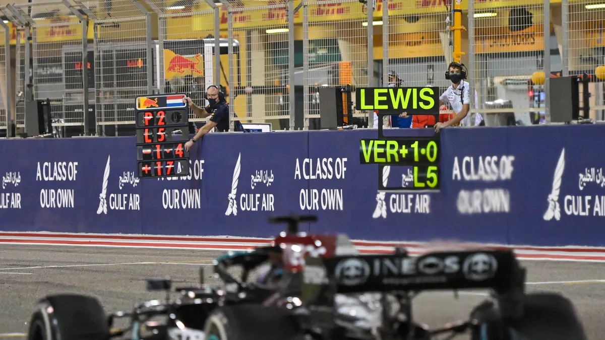 Esti futamon roboghat tovább Hamilton a rekorddöntés felé - előzetes ...