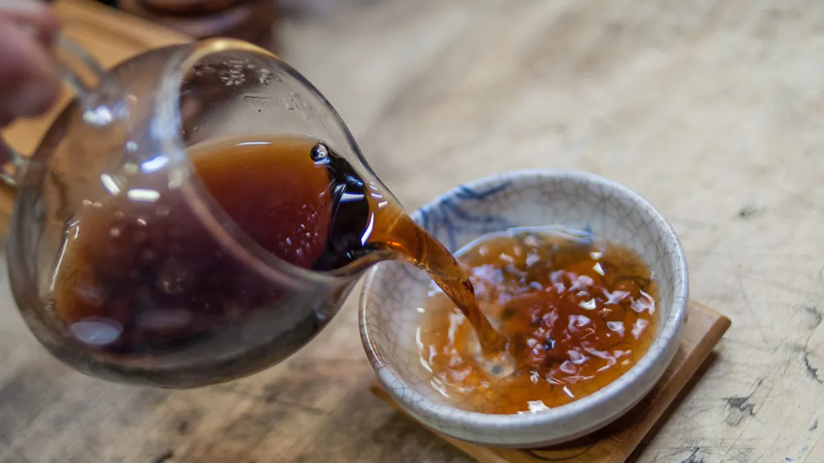 Meredek, de megveszik: egy kanna tea 2,8 millióért - ORIGO