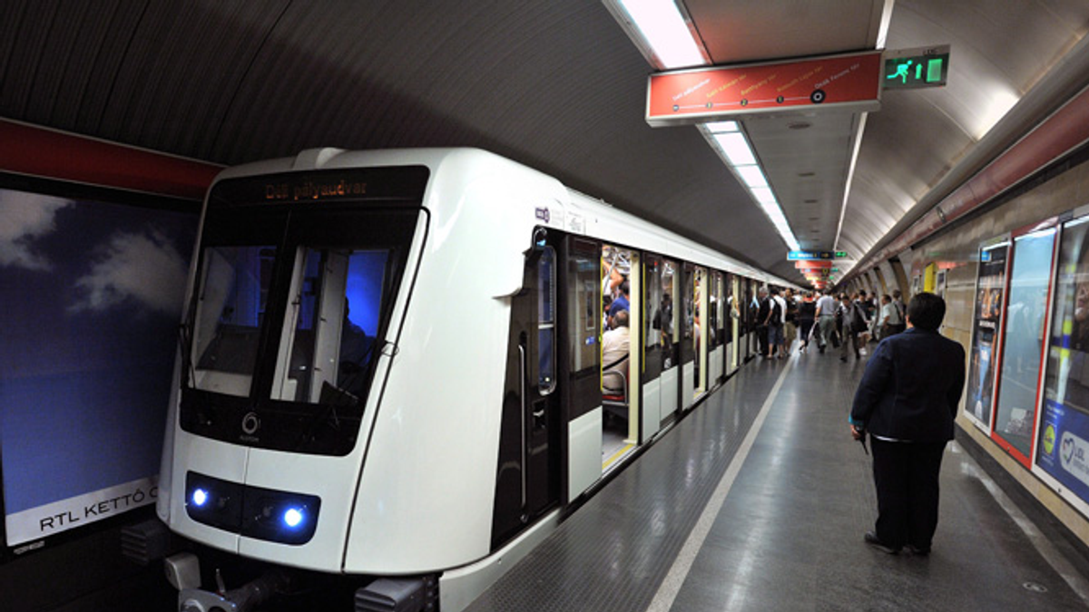 Fél órát állt a 2-es metró műszaki hiba miatt - ORIGO