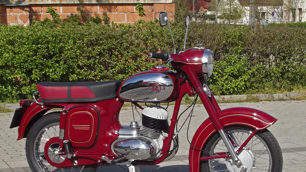 Csehszlovákia szépe, munkásbarát áron - CZ 175 De Luxe (1969 ...