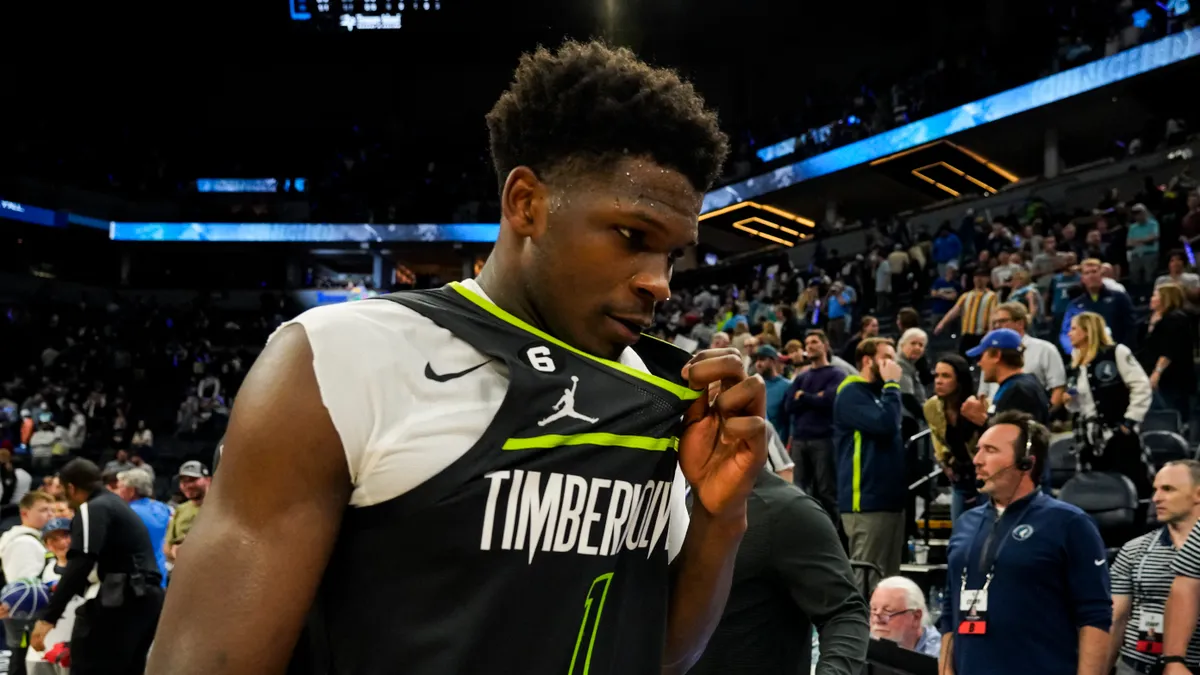 Dühében majdnem széket dobott a nézők közé a Minnesota sztárja az NBA ...